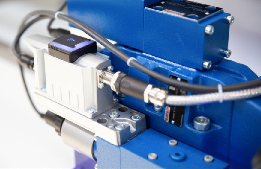 Parameterizing and reading out hydraulic valves with a smartphone and ...